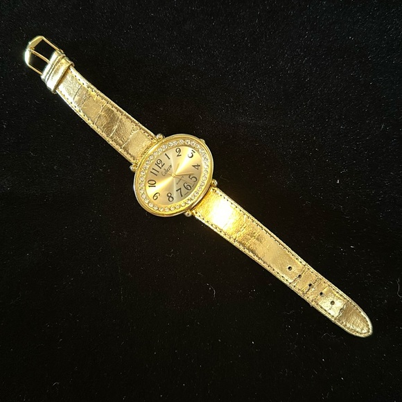 Collezio | Accessories | Vintage Collezio Gold Oval Face Watch Gold ...